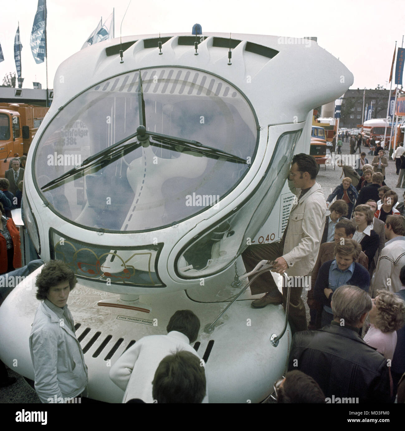 Besucher bestaunen das futuristische Design eines Lkw von Luigi Colani ...