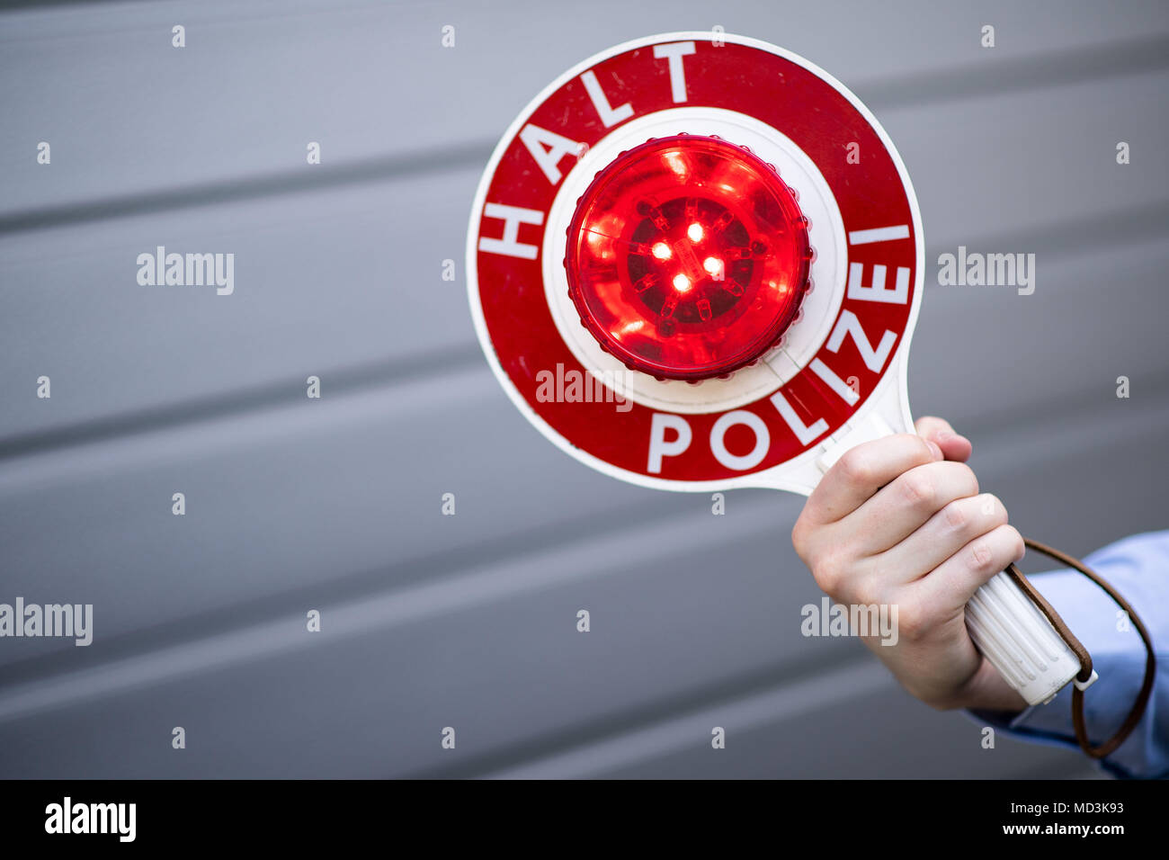 18 April 2018, Deutschland, Mönchengladbach: ein Polizist hält eine ...