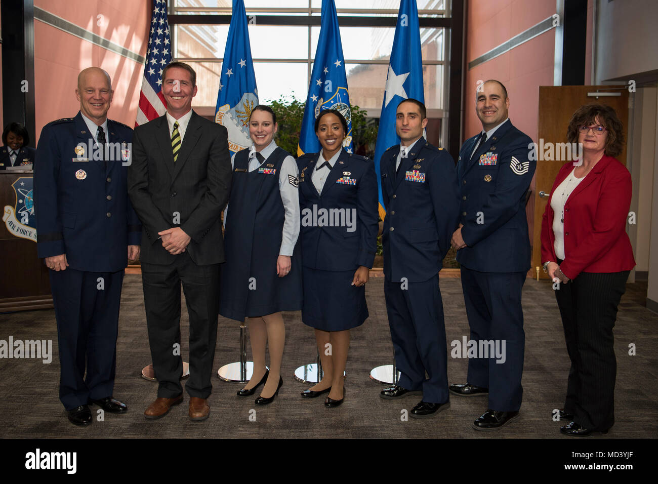Us Air Force General Jay Raymond (links), Kommandeur der Air Force Space Command, gratuliert ...