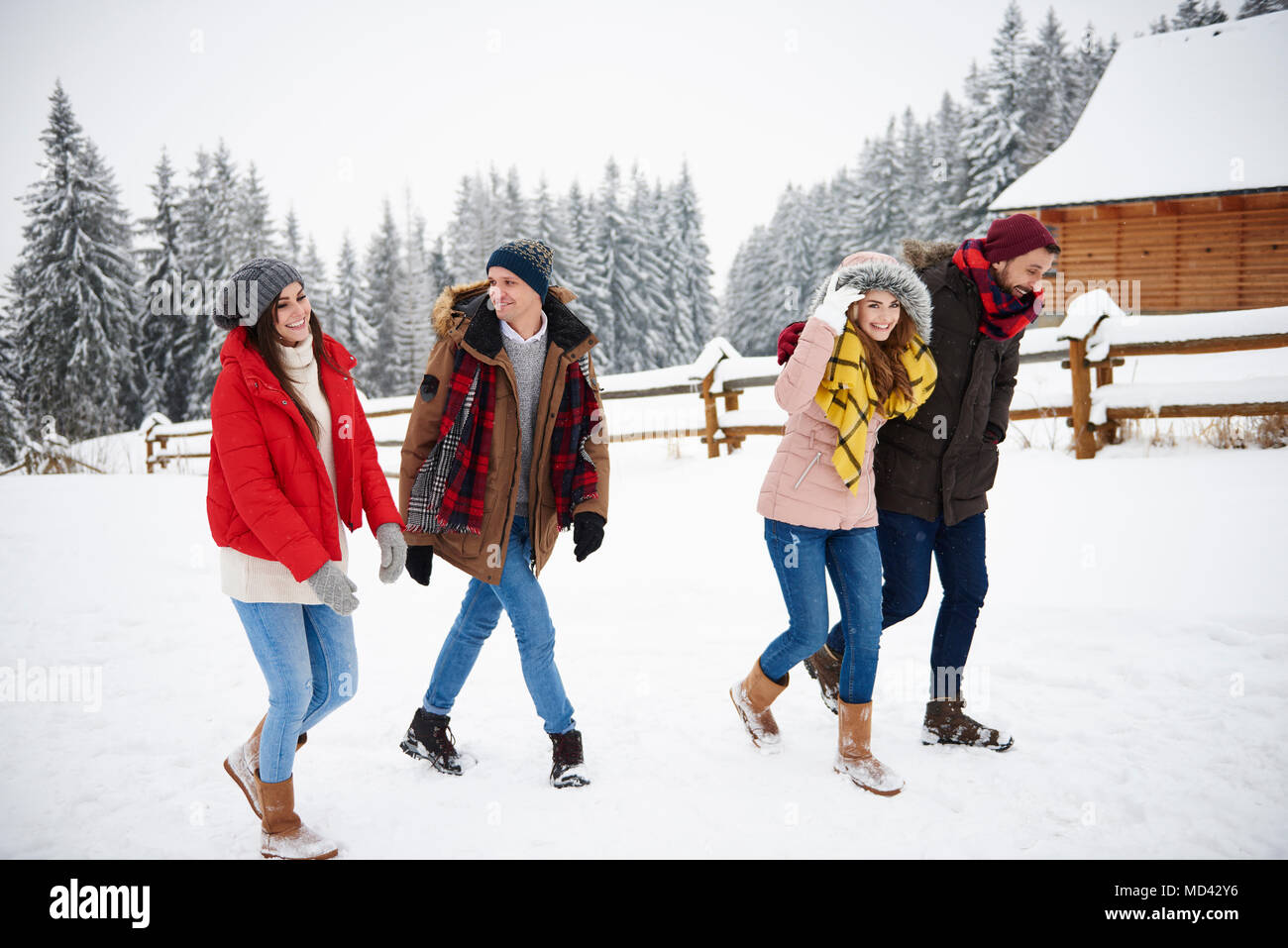 Mann gehend seitlich -Fotos und -Bildmaterial in hoher Auflösung – Alamy