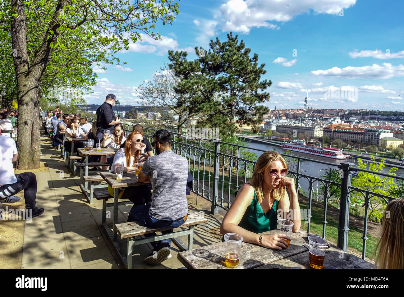 Menschen im Biergarten Letensky zamecek in Letna Park, Prag Park ...