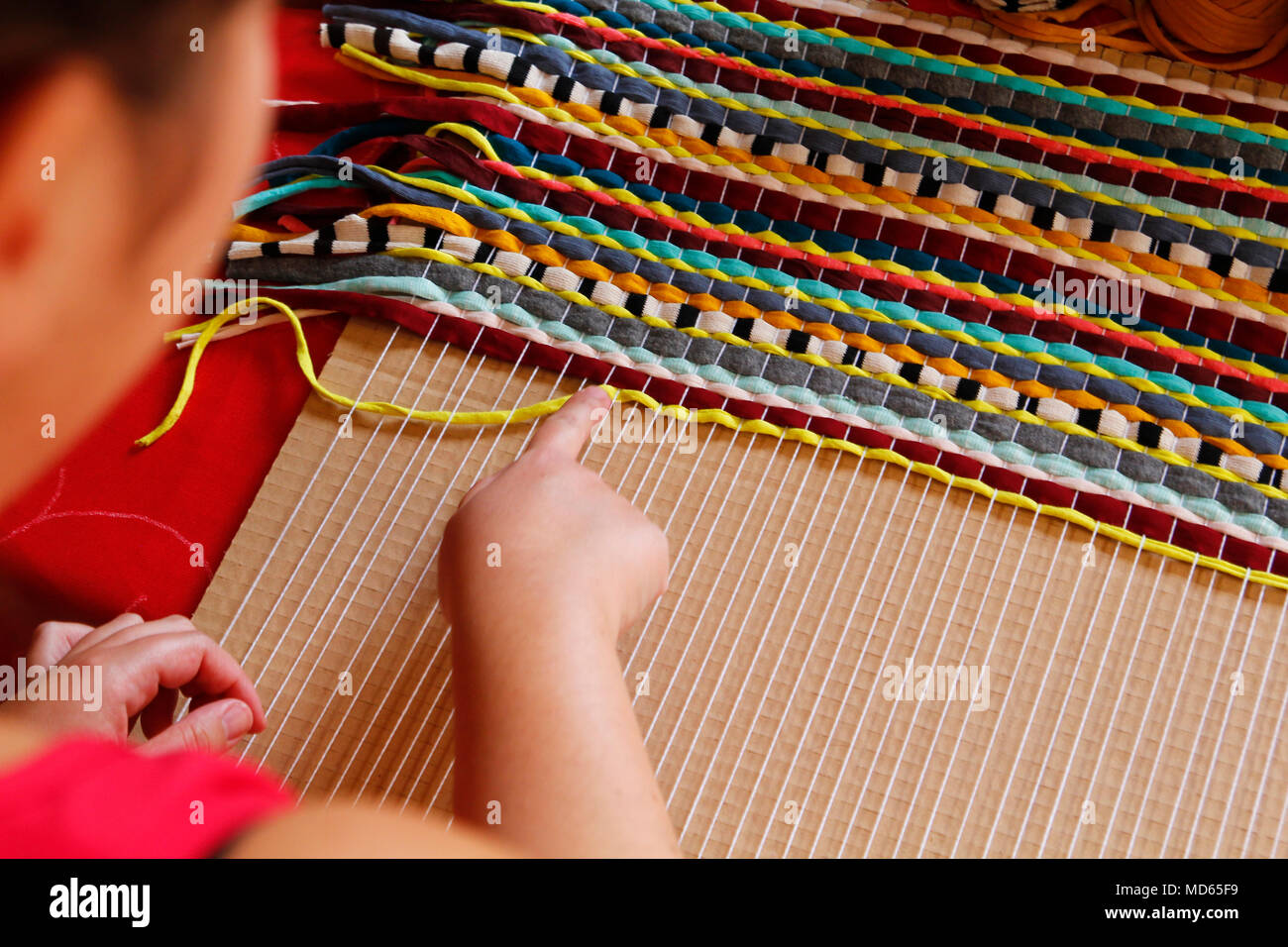 Handgemachter teppich -Fotos und -Bildmaterial in hoher Auflösung – Alamy