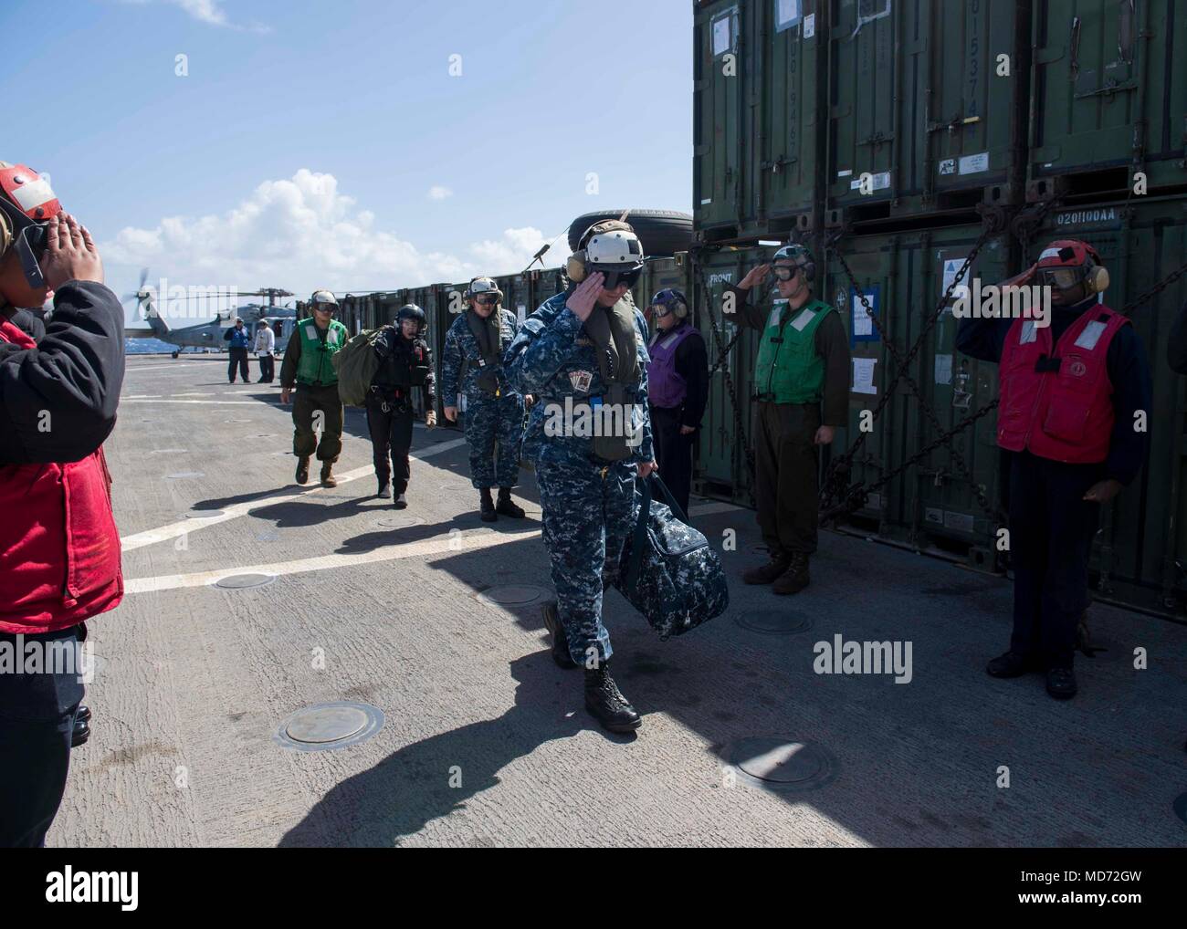 180324-N-TJ 319-0127 MITTELMEER (24. März 2018) Kapitän Brian Feldman ...
