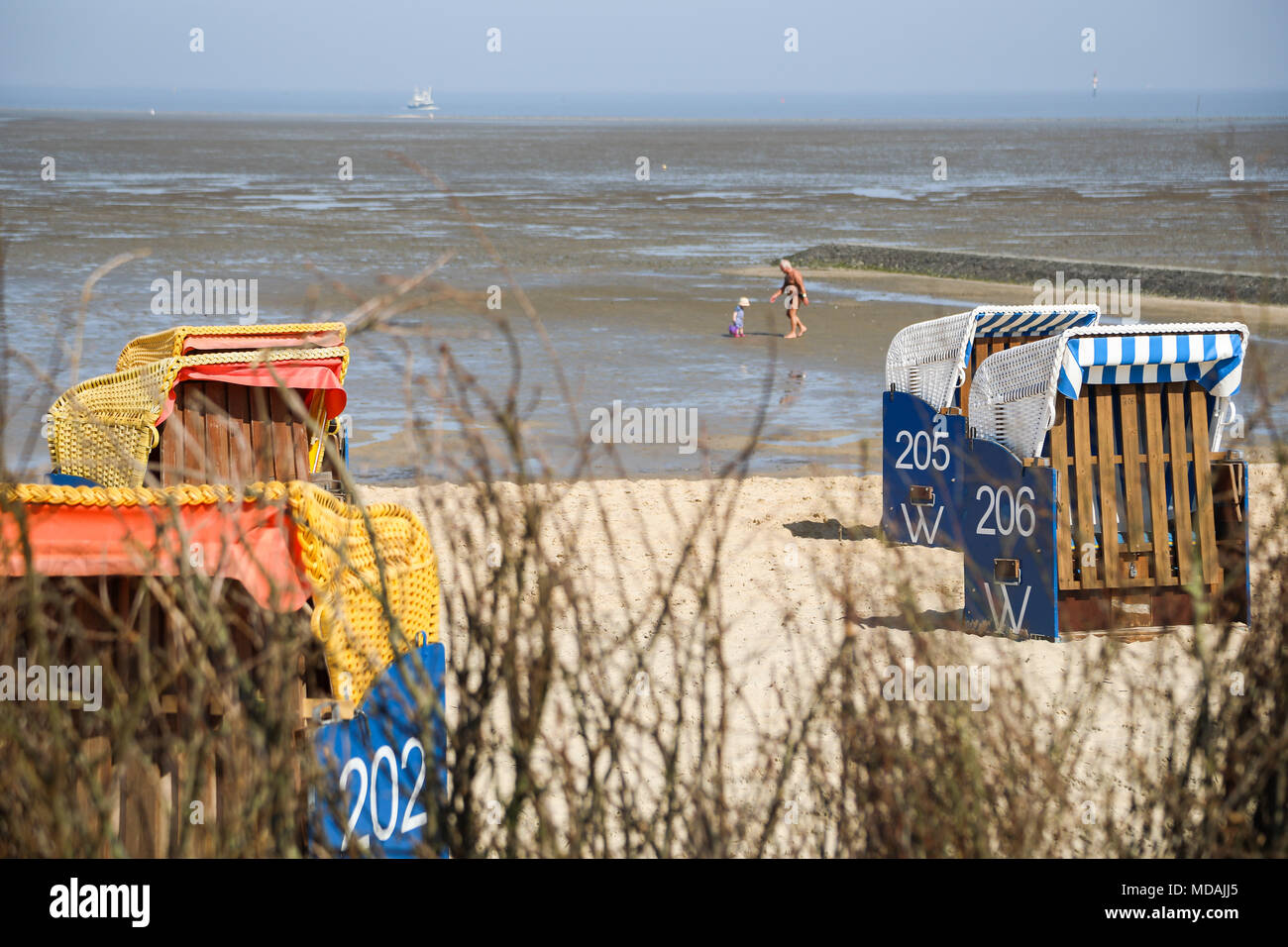 19 April 2018, Cuxhaven, Deutschland: Blick auf freie Liegen am Strand ...