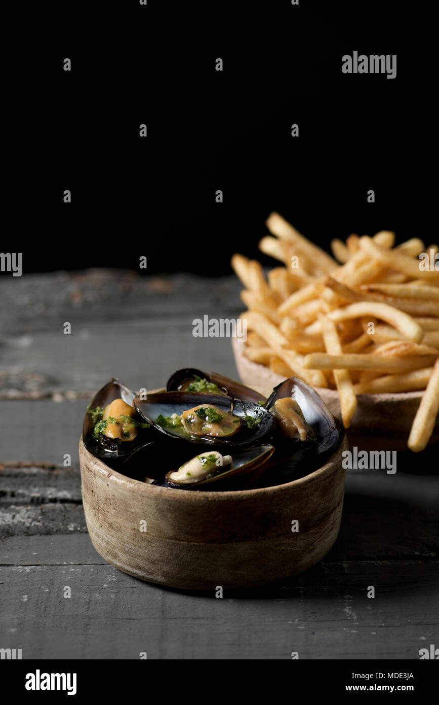 Muscheln mit pommes frites -Fotos und -Bildmaterial in hoher Auflösung ...