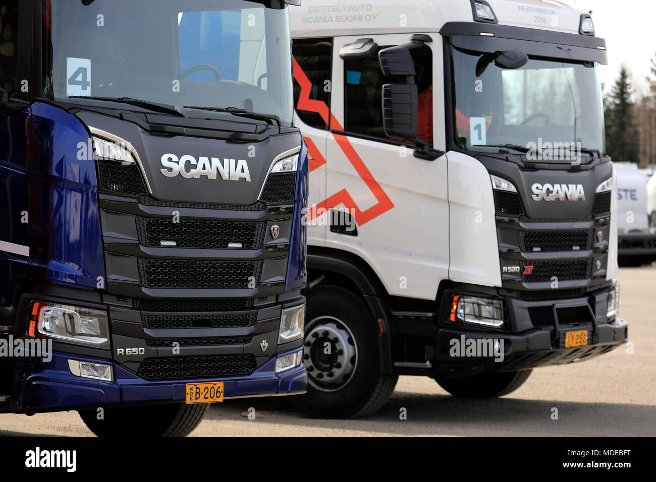 LIETO, Finnland - 12 April 2018: Zwei neue Scania-Lkw, blau R650 und ...