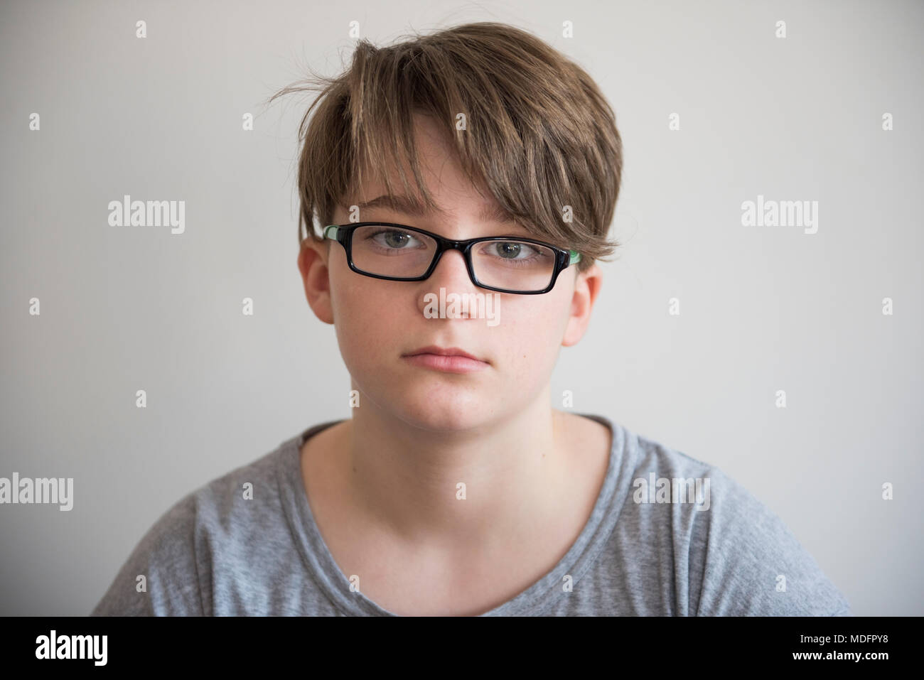 Person mit brille -Fotos und -Bildmaterial in hoher Auflösung – Alamy