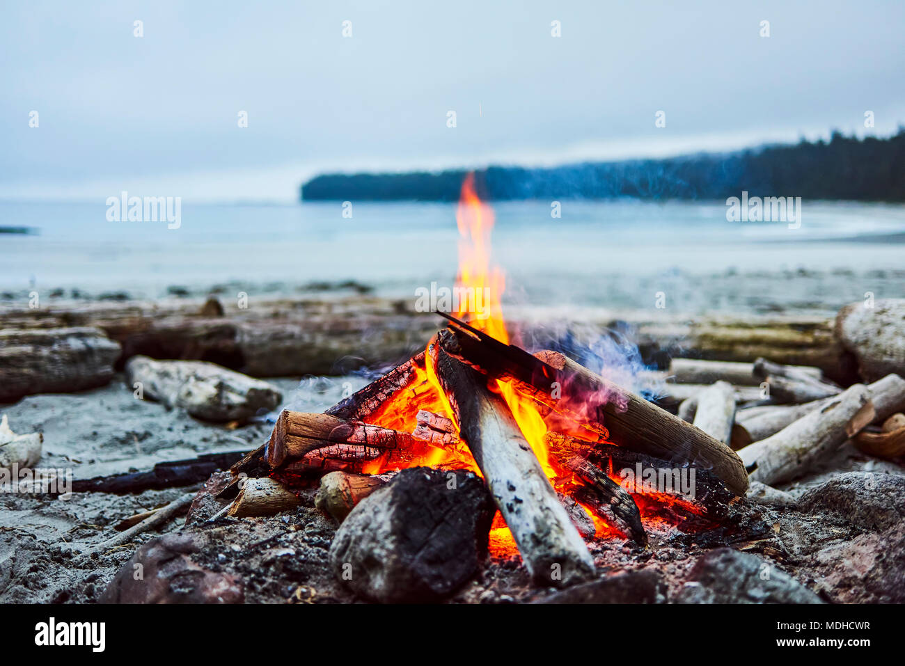 Strand lagerfeuer -Fotos und -Bildmaterial in hoher Auflösung – Alamy