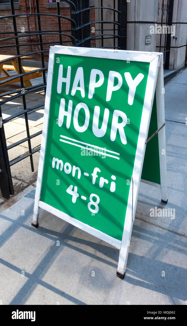 Happy hour schild vor der kneipe -Fotos und -Bildmaterial in hoher ...