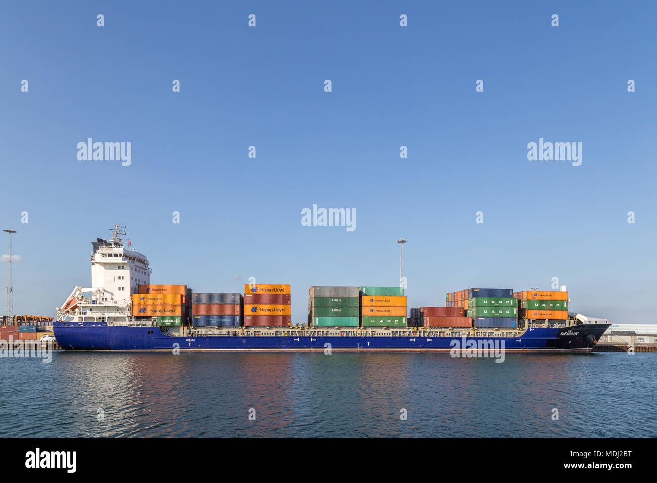 Container ship side view -Fotos und -Bildmaterial in hoher Auflösung ...