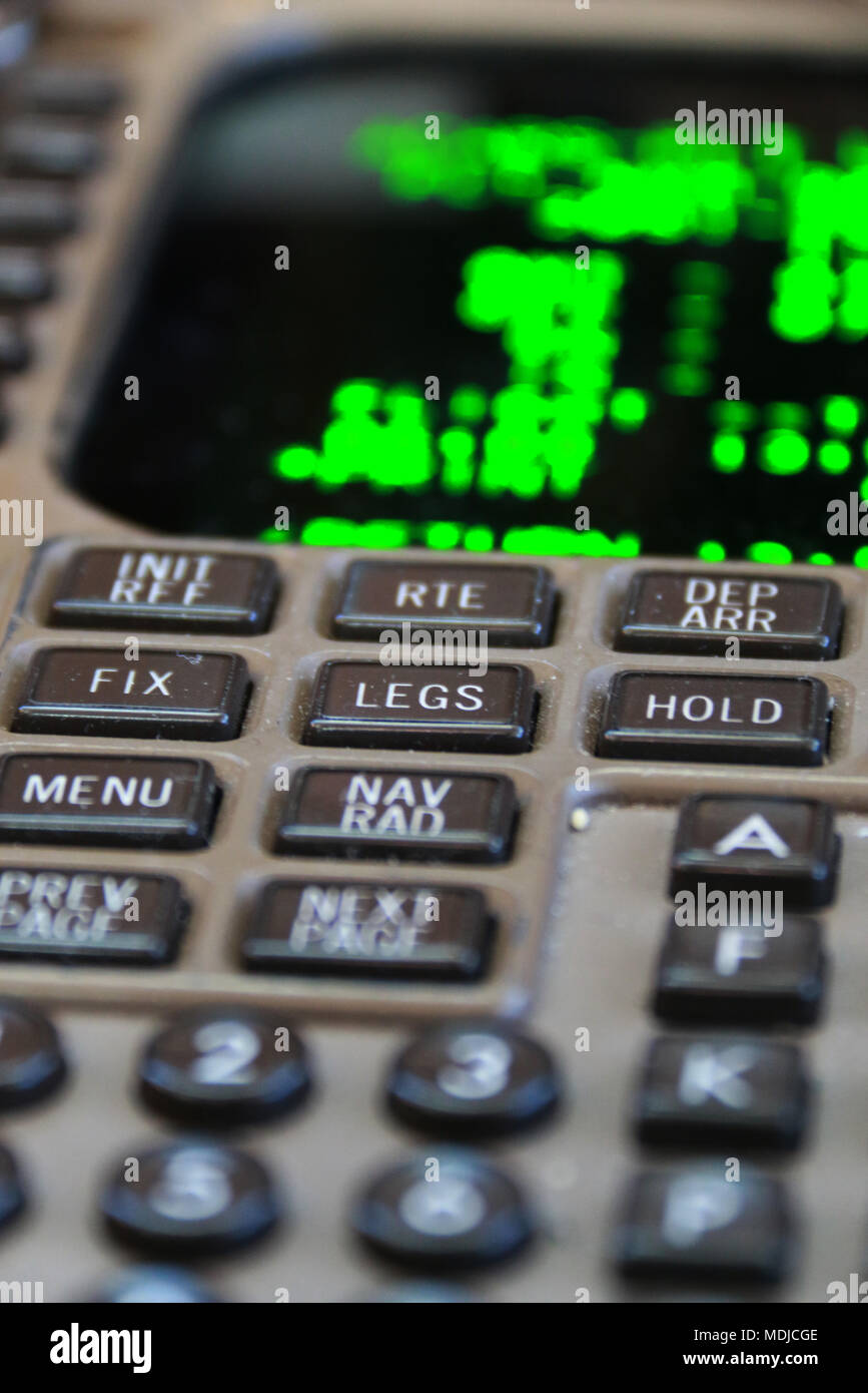 Das Flight Management System im Cockpit einer Boeing 747-400 ...