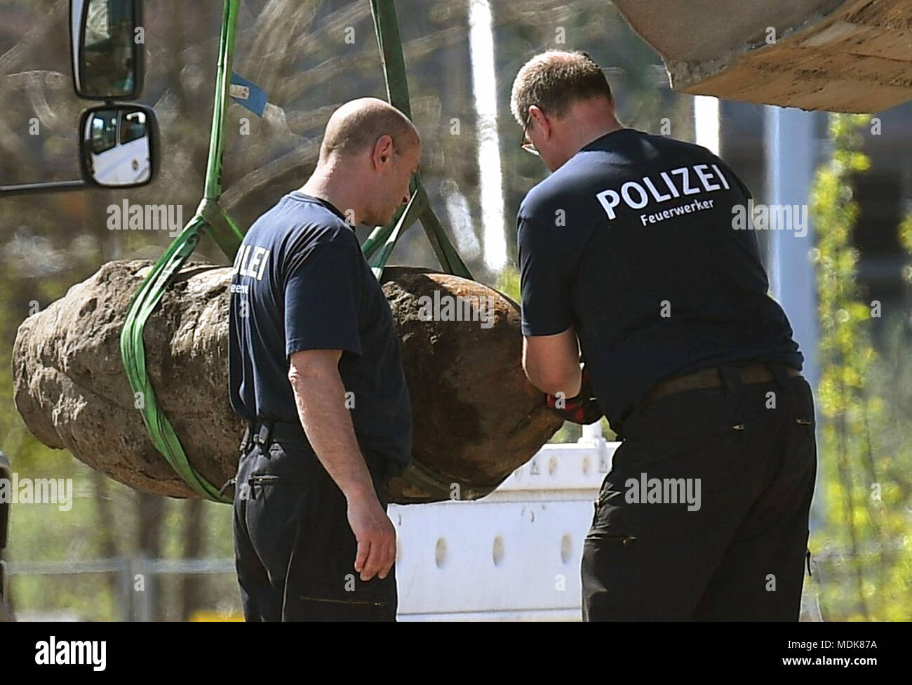 Berlin wwii bomb -Fotos und -Bildmaterial in hoher Auflösung – Alamy