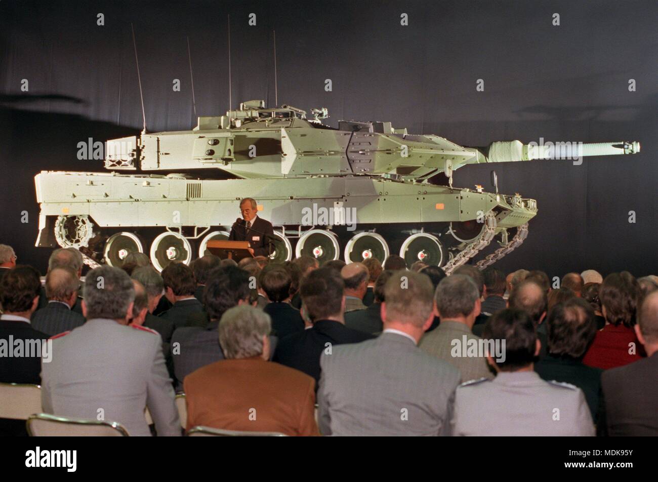 Die ersten von insgesamt 120 "Leopard 2 MBT 122 "Battle Tanks werden ...
