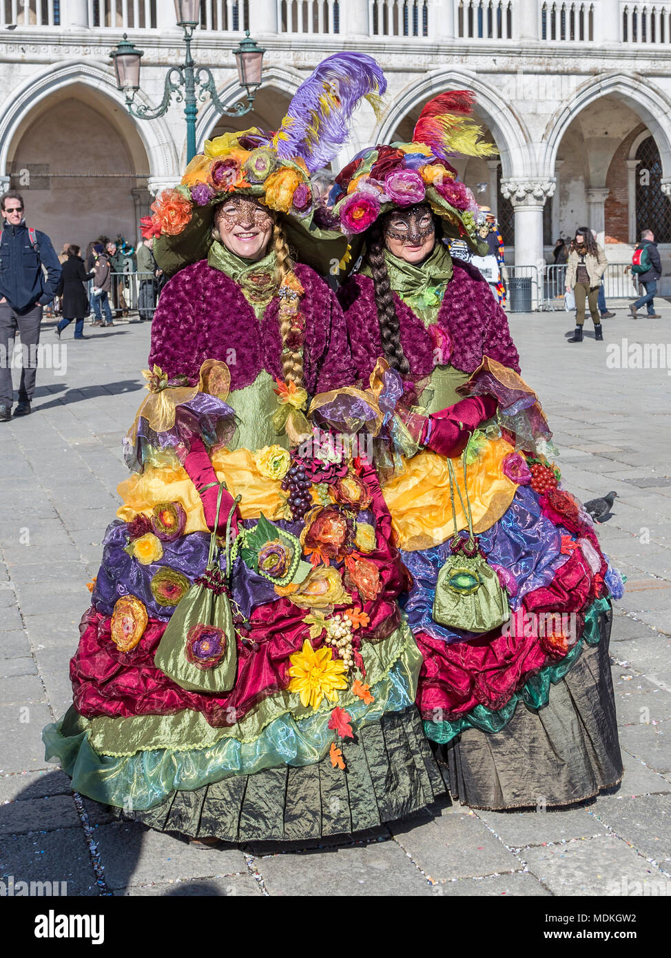 Karneval in Venedig, Kostüme, Masken, Maskenball, Februar, Piazza San ...