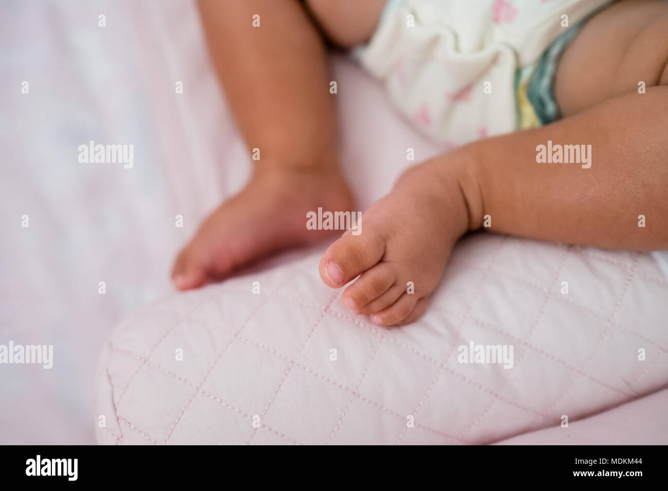 Babyfuß oben -Fotos und -Bildmaterial in hoher Auflösung – Alamy