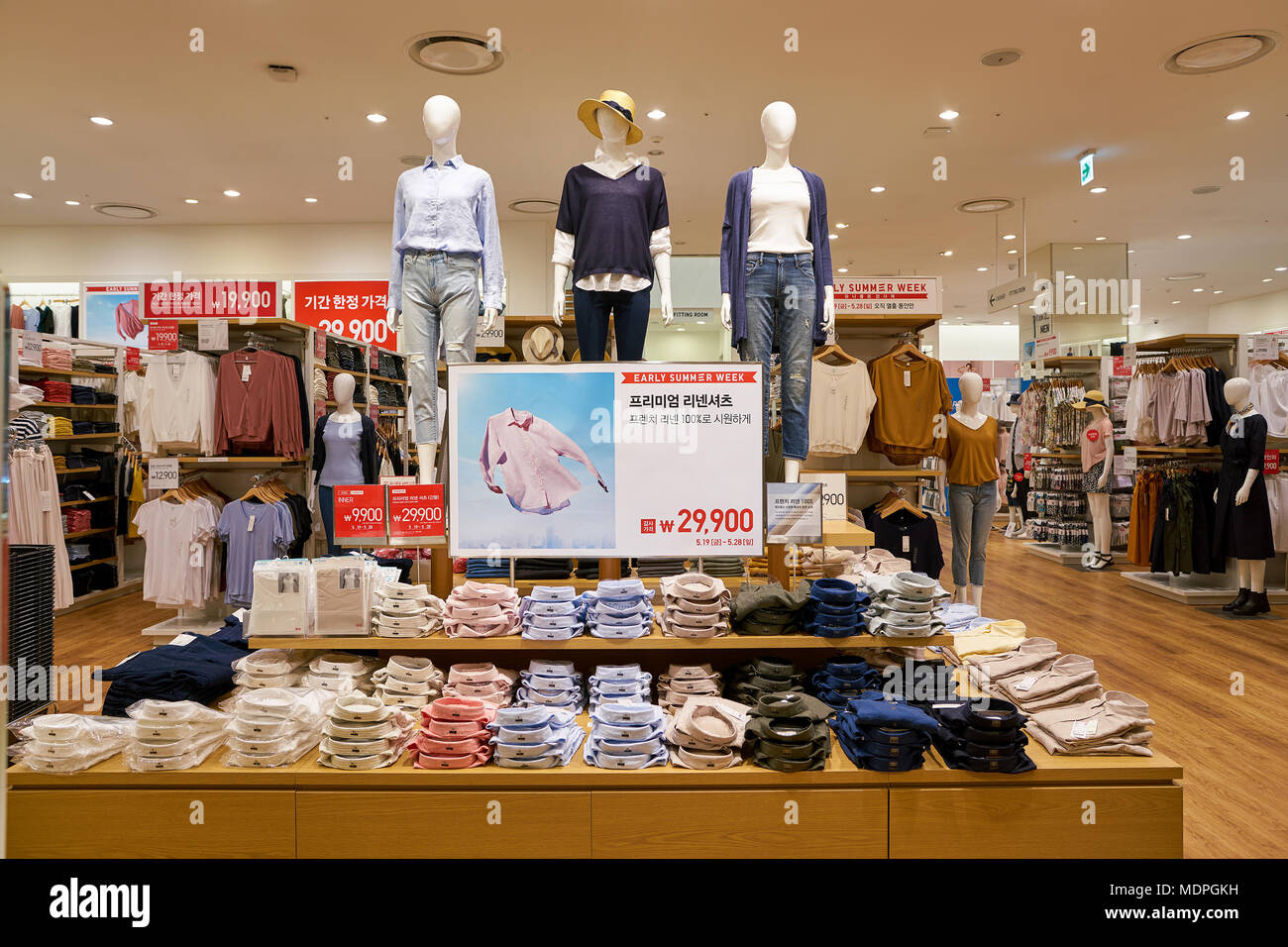 BUSAN, SÜDKOREA - 25. MAI 2017: In einem uniqlo Store im Lotte Mall in Busan. Uniqlo Co., Ltd ...