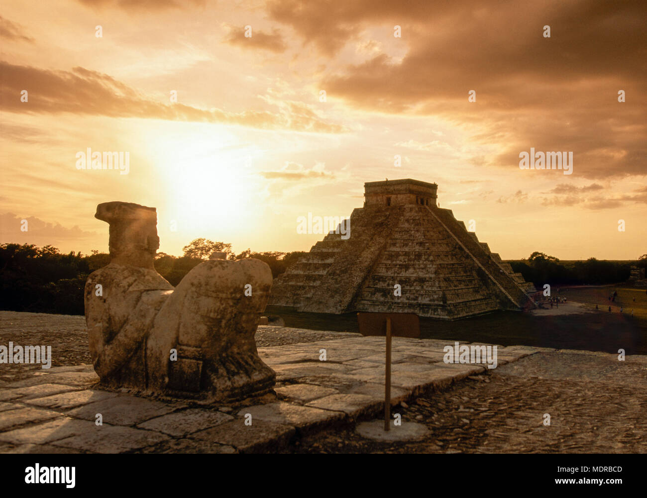 Chac mool statue at chichen itza -Fotos und -Bildmaterial in hoher ...