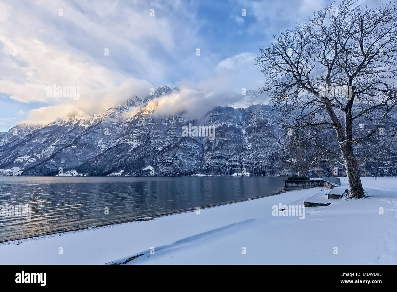 Der Walensee Walensee (See) mit Churfirsten im Hintergrund. Walenstadt ...
