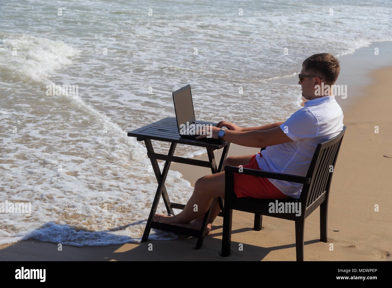 Arbeiten am strand -Fotos und -Bildmaterial in hoher Auflösung – Alamy