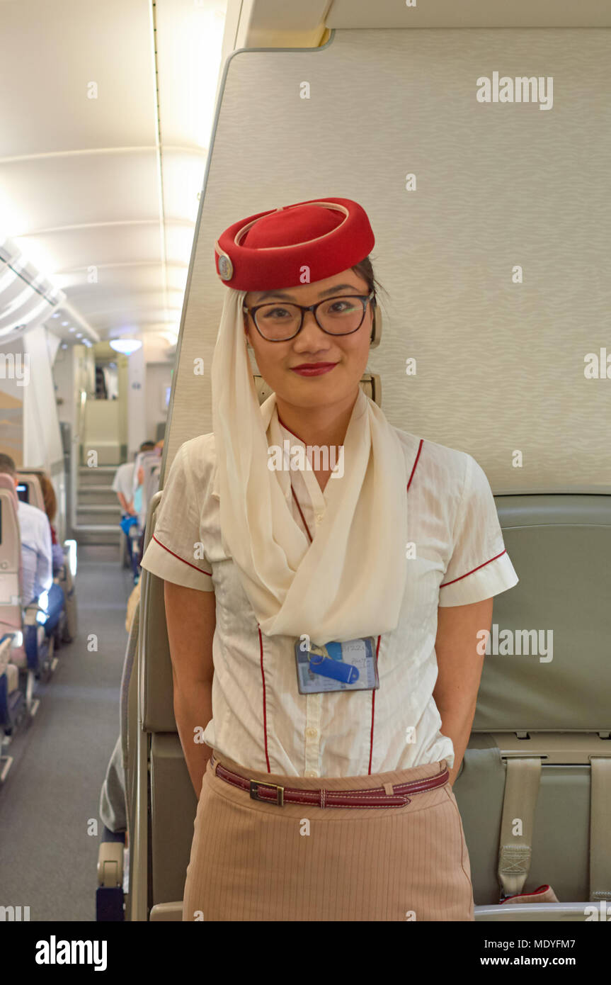 Emirates Cabin Crew Fotos Und Bildmaterial In Hoher Auflösung Alamy