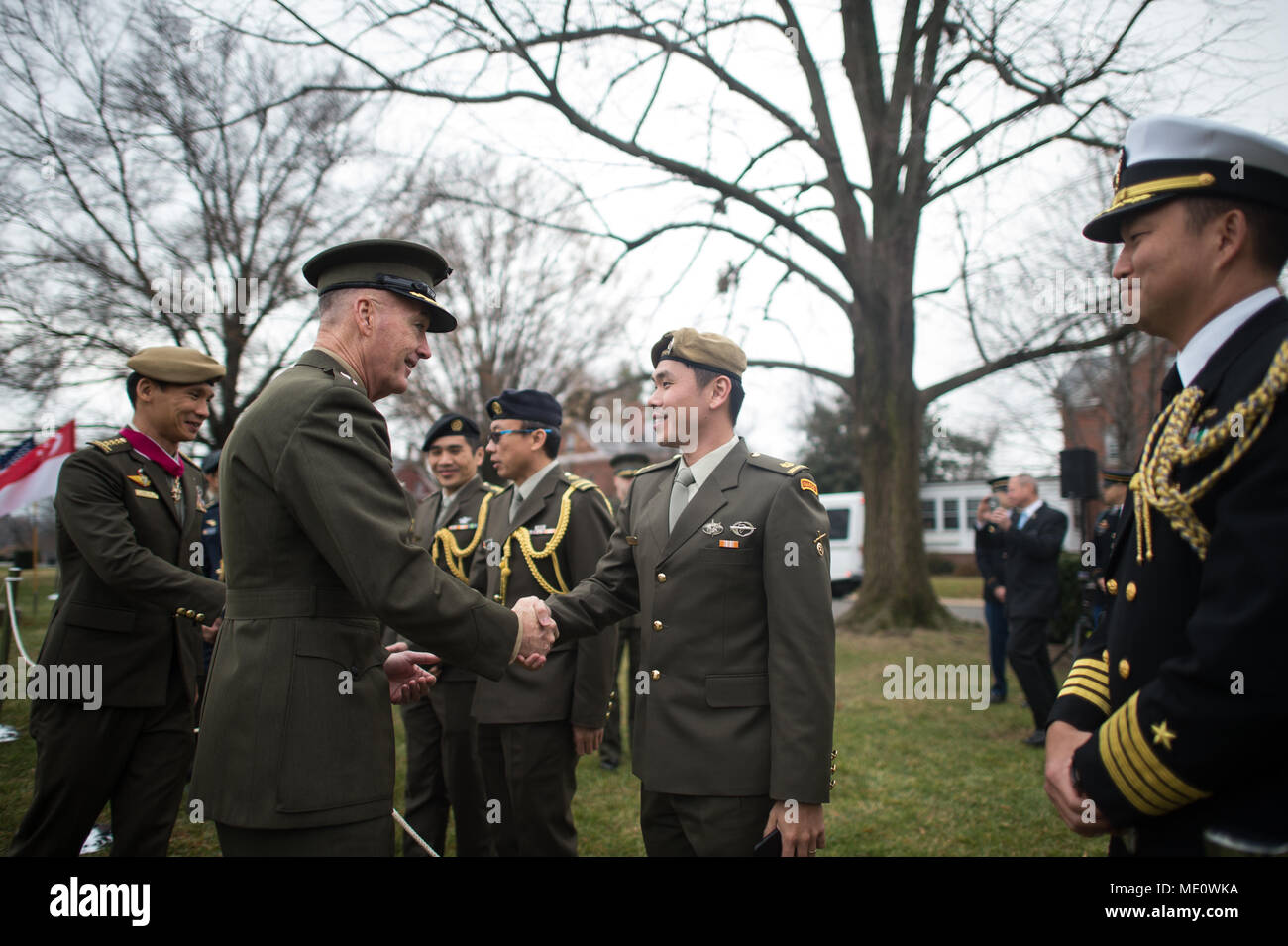 Us Marine Corps Gen. Joseph F. Dunford, Jr., Vorsitzender des Generalstabs, grüßt, militärische ...