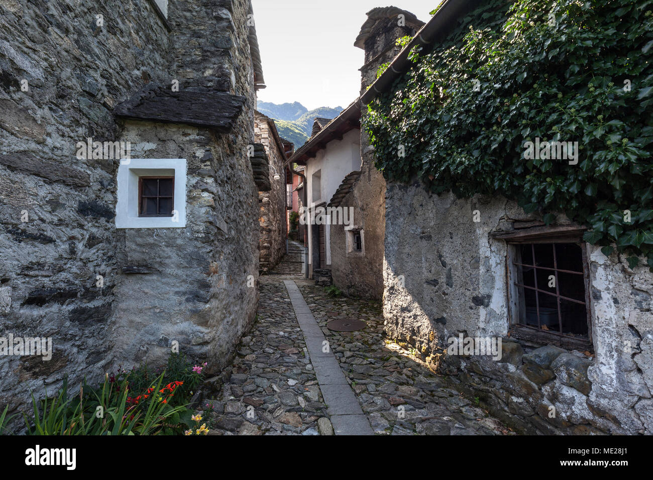 Tessiner Steinhäuser Stockfotos und -bilder Kaufen - Alamy