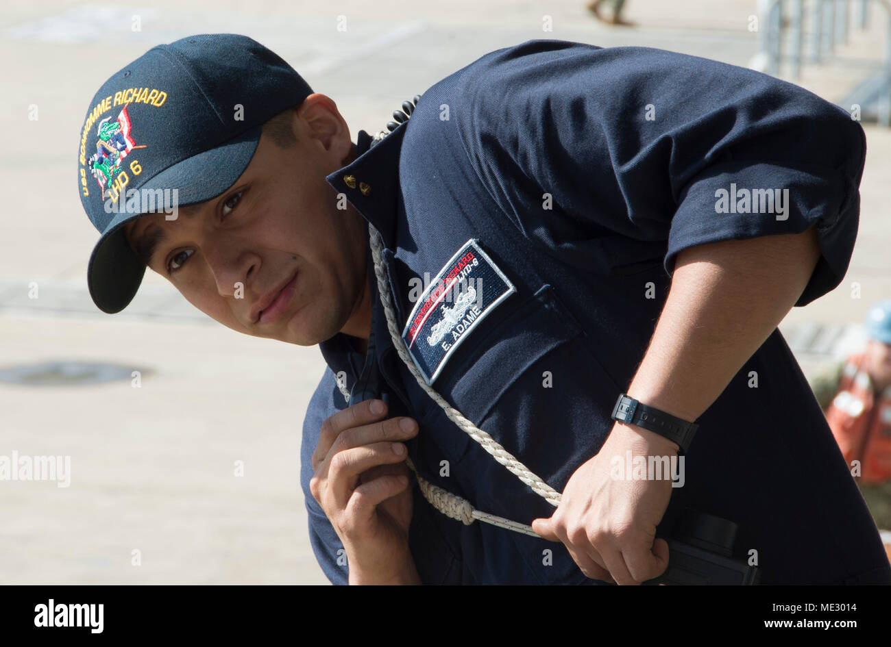 180418-N-FF 029-078 SASEBO, Japan (18. April 2018) der Bootsmann Mate 2. Klasse Esfrain Adame ...