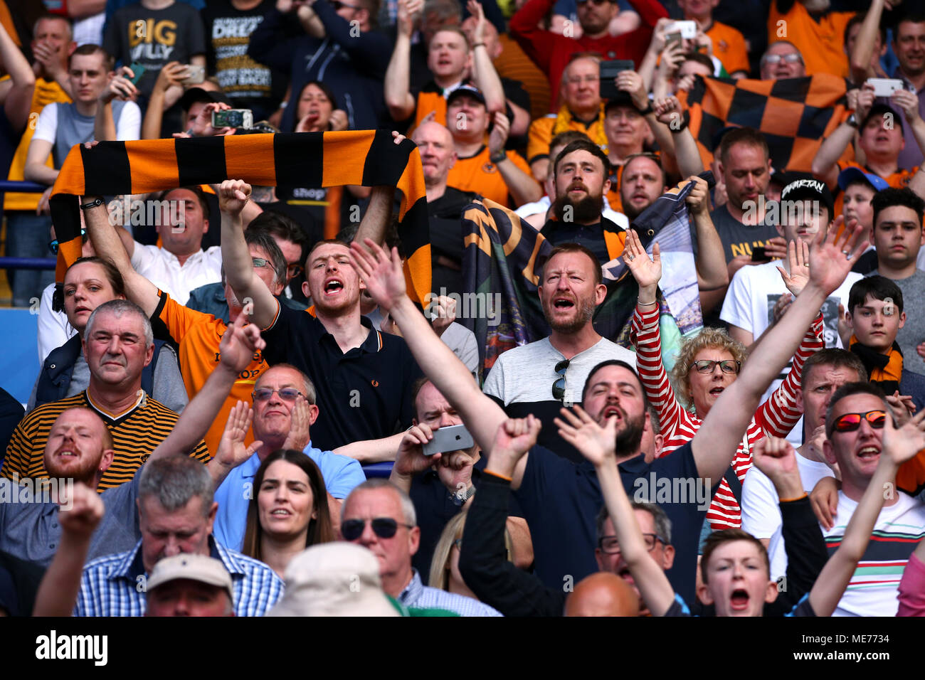 Wolverhampton Wanderers Fans feiern, nachdem sich der Bestätigung als ...