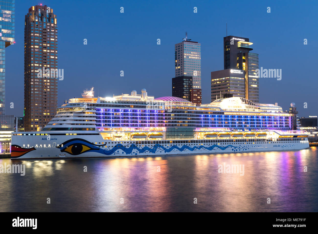 AIDAperla am Cruise Terminal Rotterdam. AIDAperla ist das neueste und ...