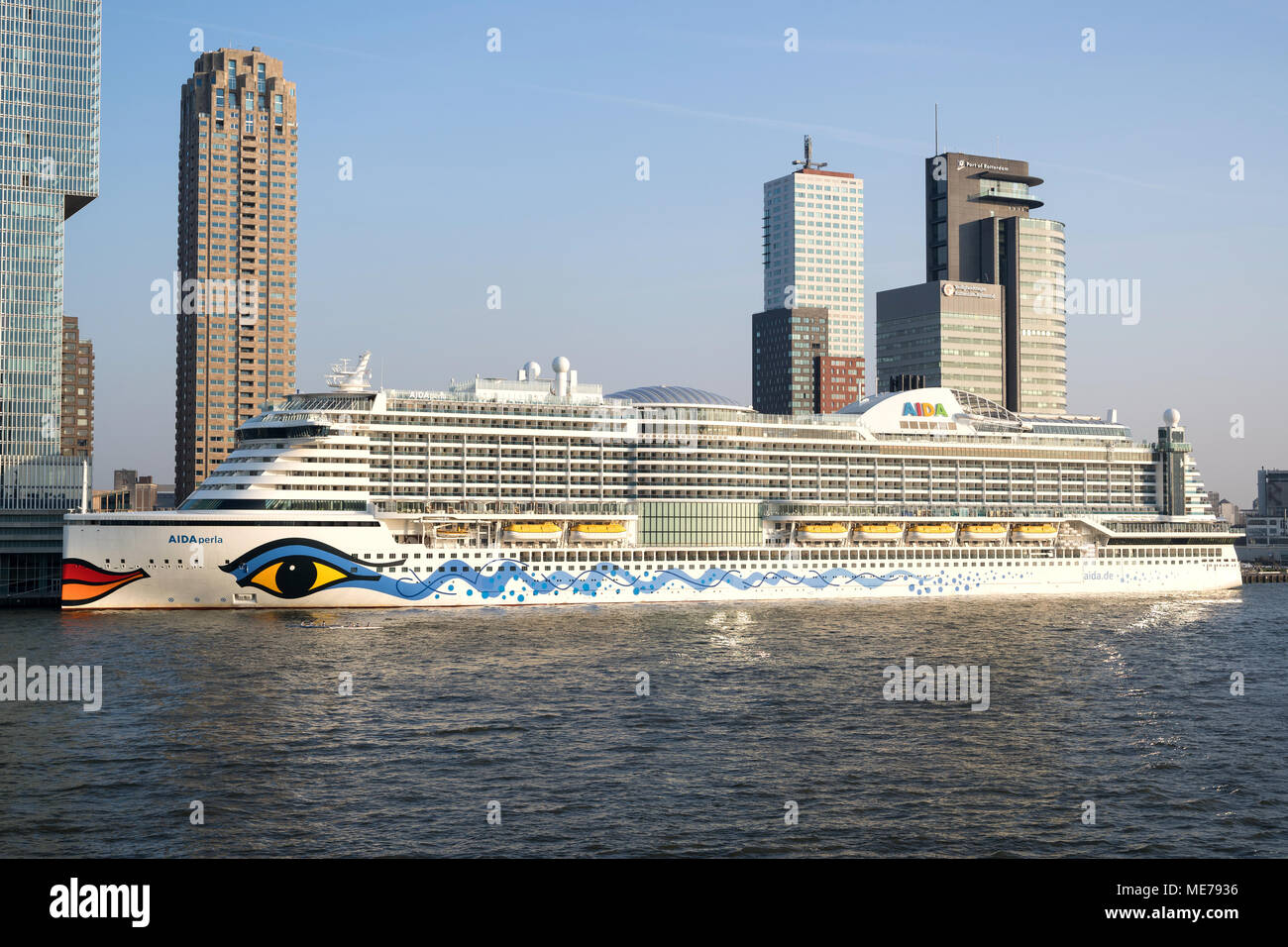 AIDAperla am Cruise Terminal Rotterdam. AIDAperla ist das neueste und ...