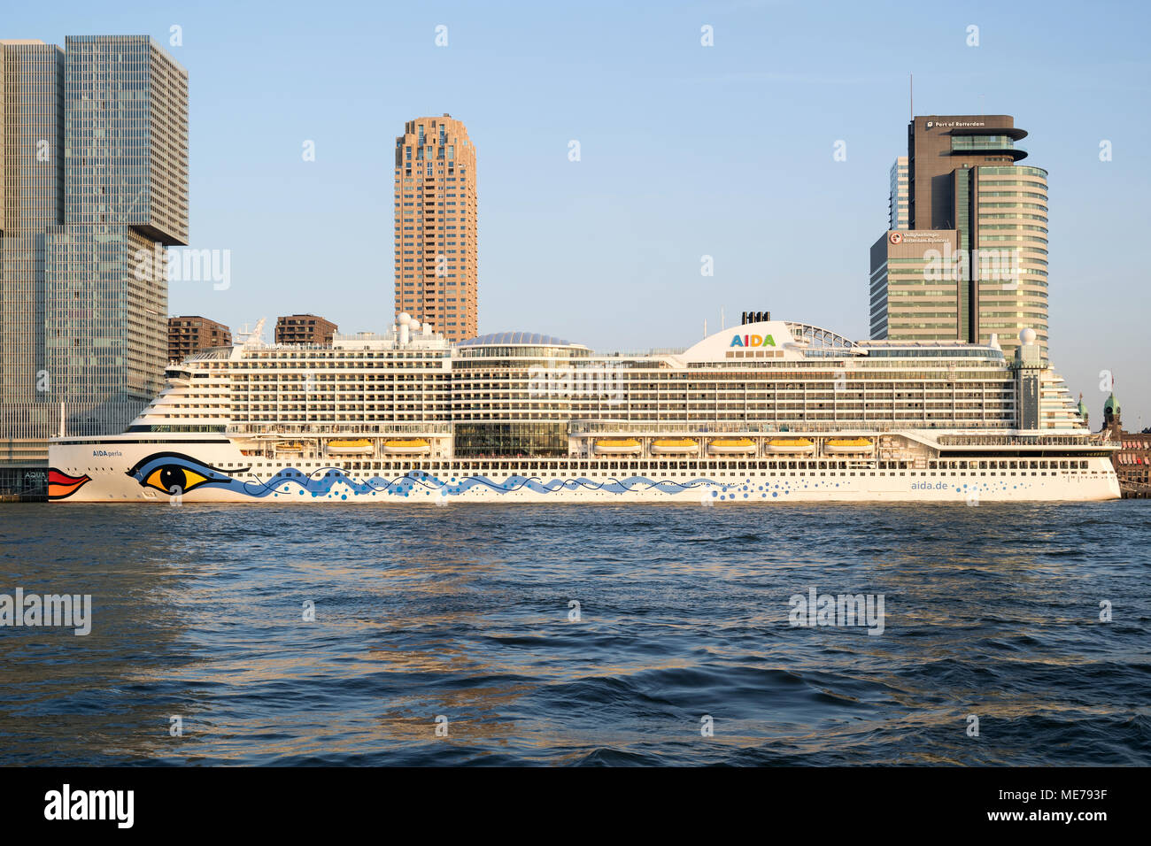 AIDAperla am Cruise Terminal Rotterdam. AIDAperla ist das neueste und ...