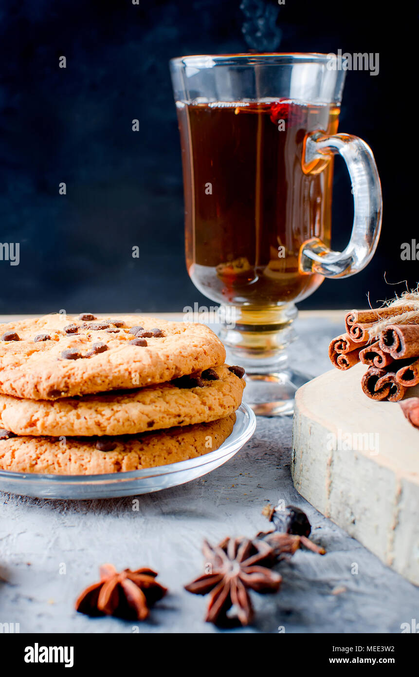 Stapel von hausgemachte Kekse mit Schokolade fällt, сup Heißer ...