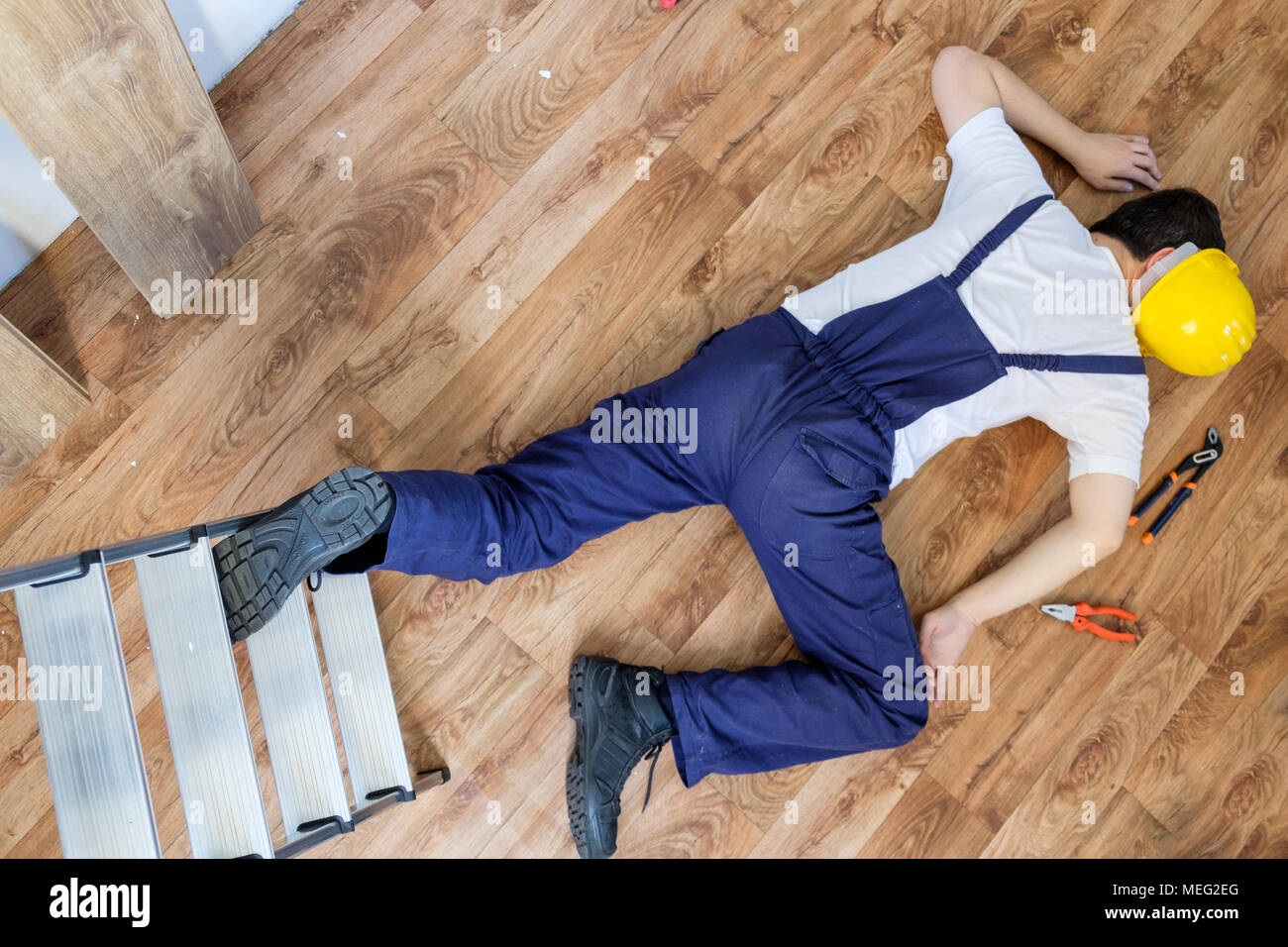 Falling From Ladder Stockfotos und -bilder Kaufen - Alamy