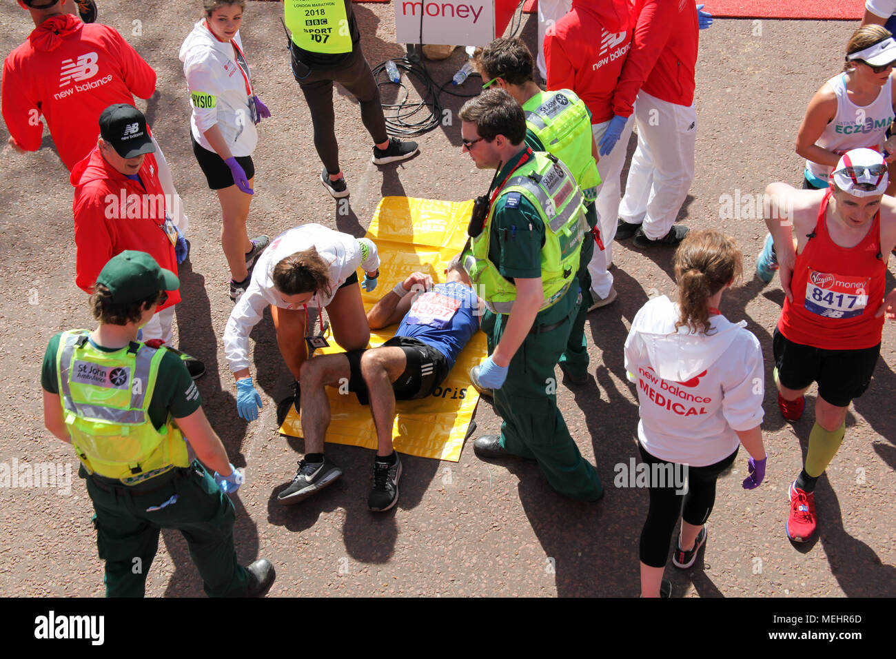 Marathon runner collapsed -Fotos und -Bildmaterial in hoher Auflösung ...