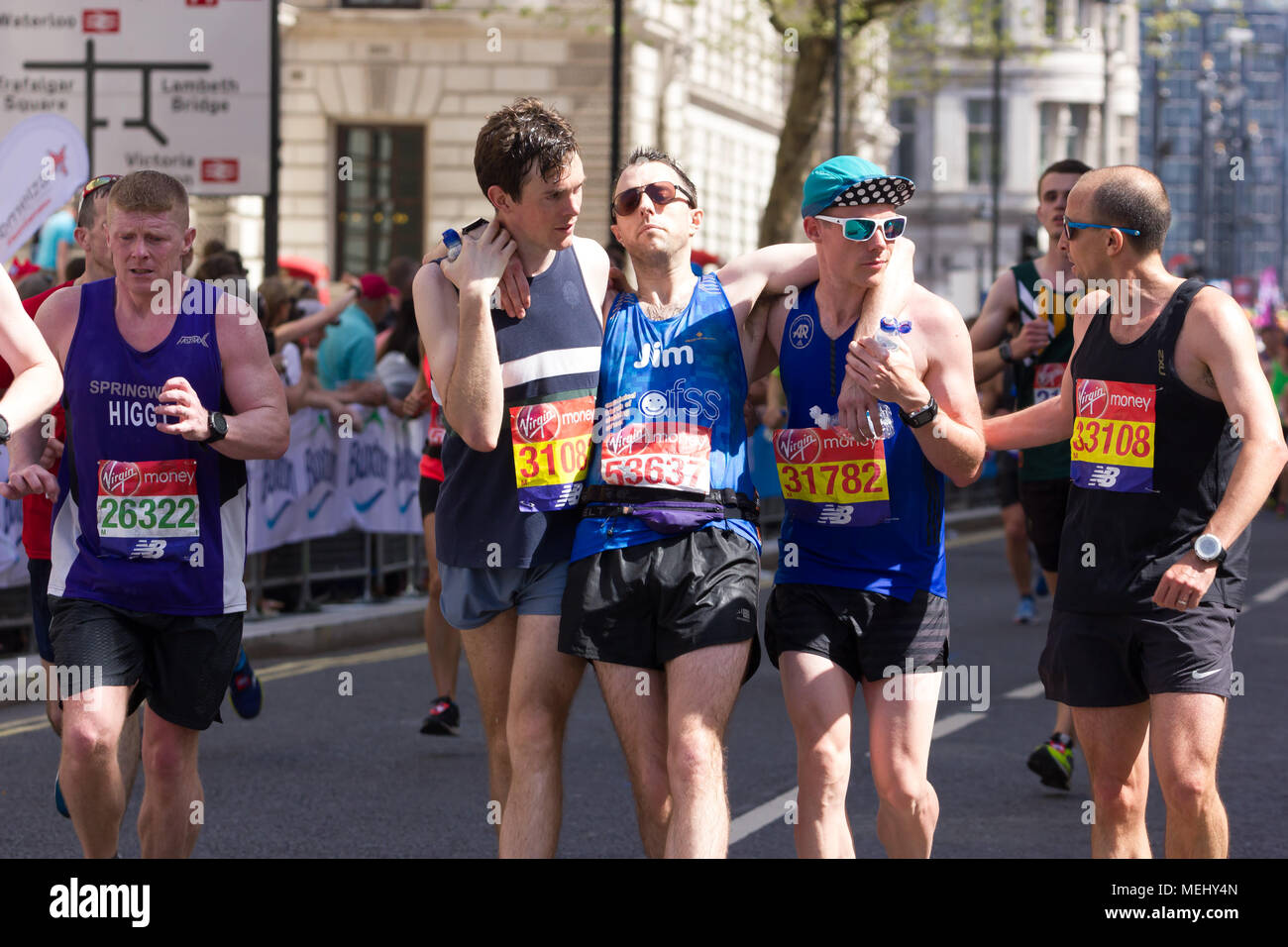 Erste hilfe bei london marathon -Fotos und -Bildmaterial in hoher ...