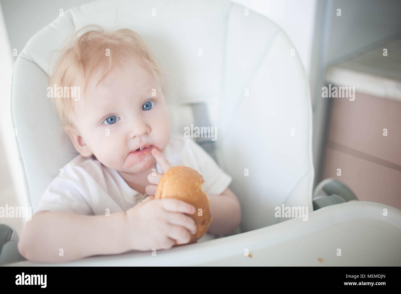Kind isst zu mittag -Fotos und -Bildmaterial in hoher Auflösung – Alamy