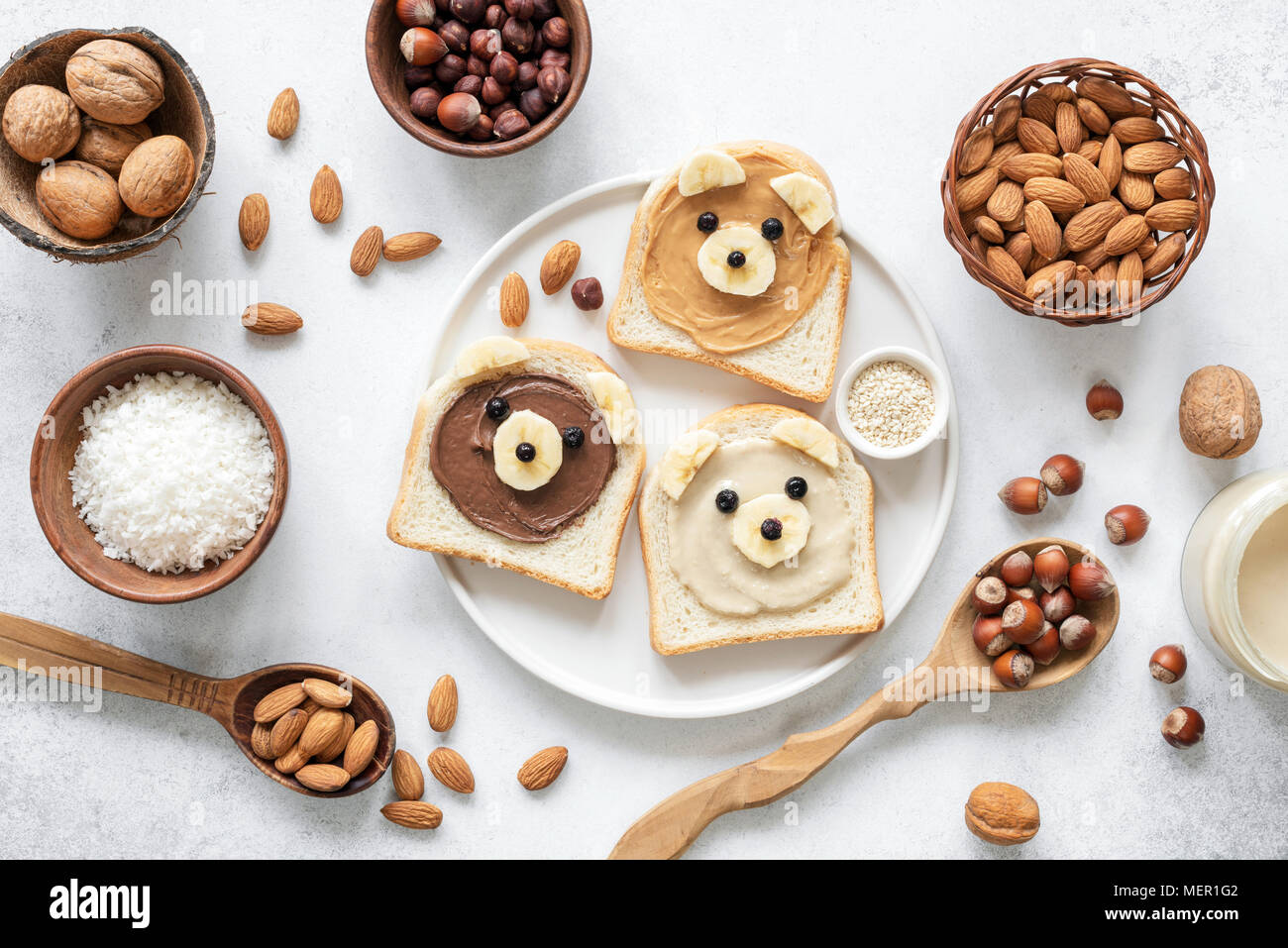 Nussbutter Bananen Toast für Kinder mit tierischen Gesicht. Essen Kunst ...