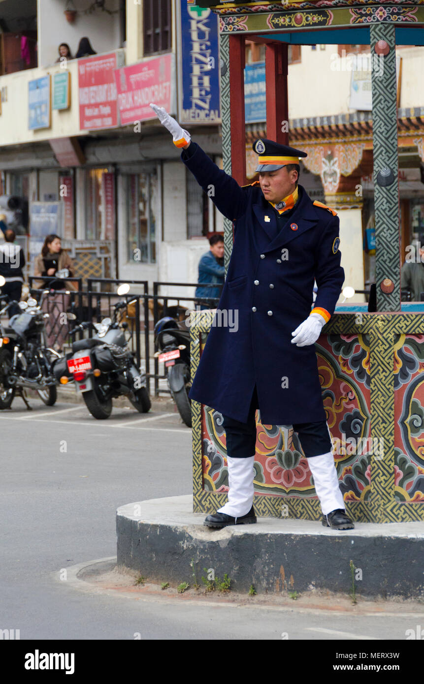 Polizist cop street in der innenstadt -Fotos und -Bildmaterial in hoher ...