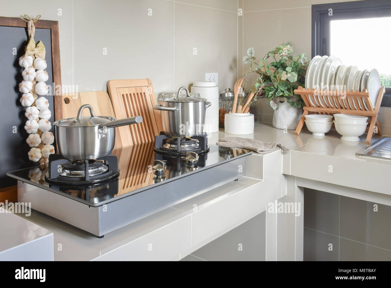 Edelstahl Pfanne auf Gas Herd mit Utensilien in der modernen Küche ...