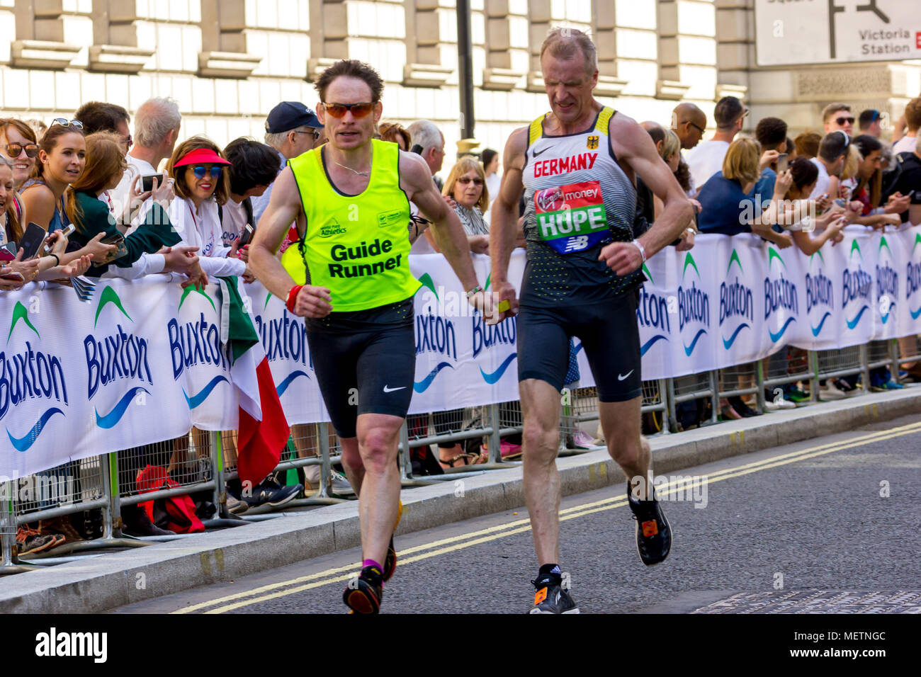 Marathon Runner Collapsed Stockfotos und -bilder Kaufen - Alamy