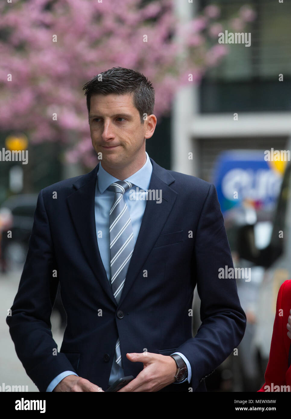 Sir cliff richard dan johnson -Fotos und -Bildmaterial in hoher ...