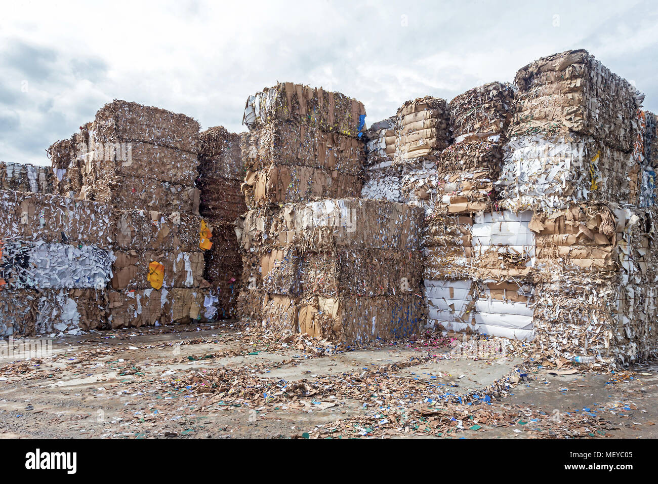 Gepresstes altpapier und pappe -Fotos und -Bildmaterial in hoher ...