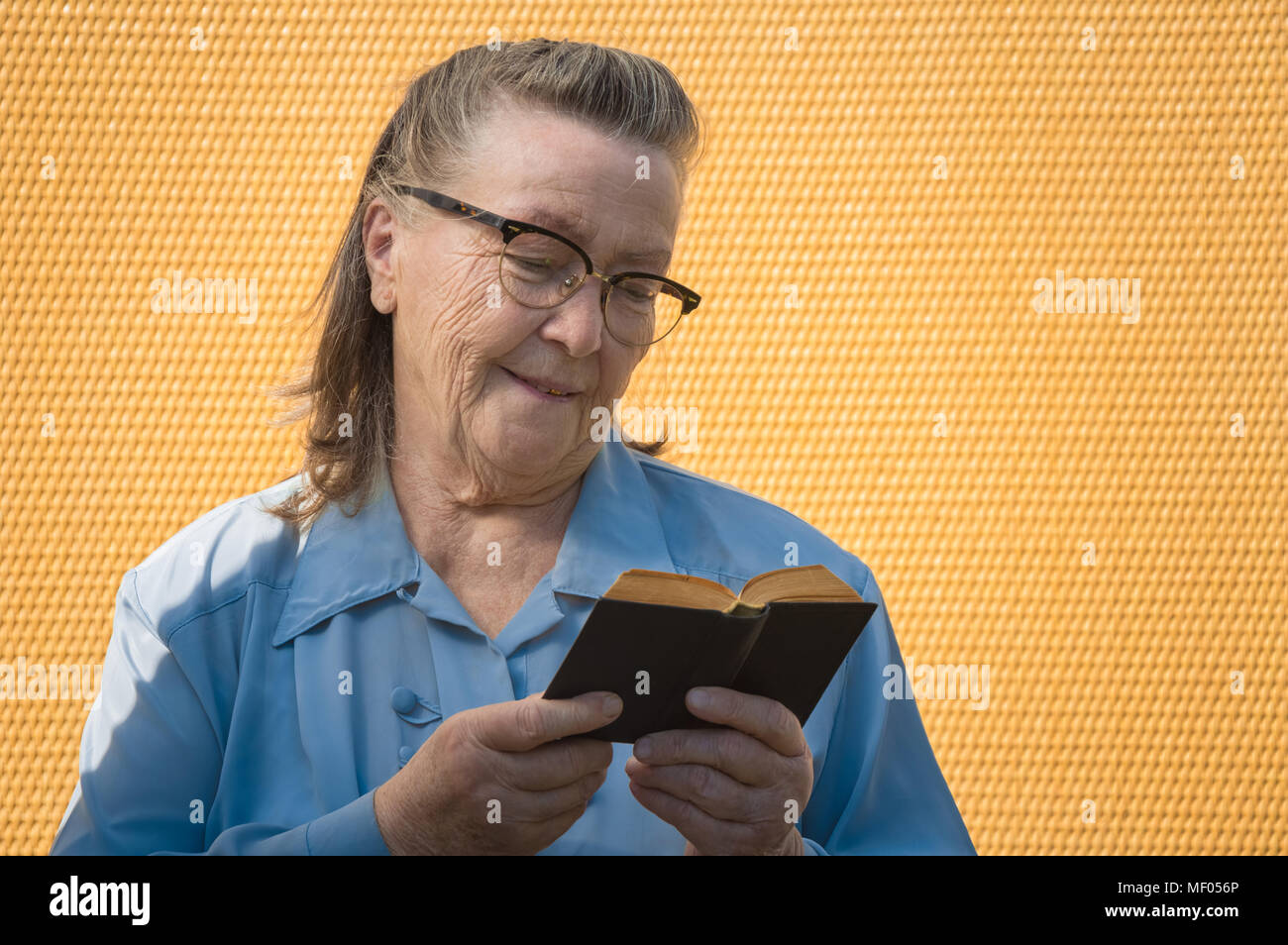 Alte großmutter -Fotos und -Bildmaterial in hoher Auflösung – Alamy