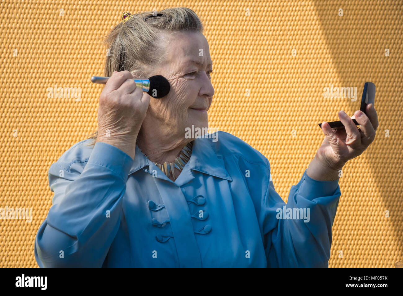 Schöne oma -Fotos und -Bildmaterial in hoher Auflösung – Alamy