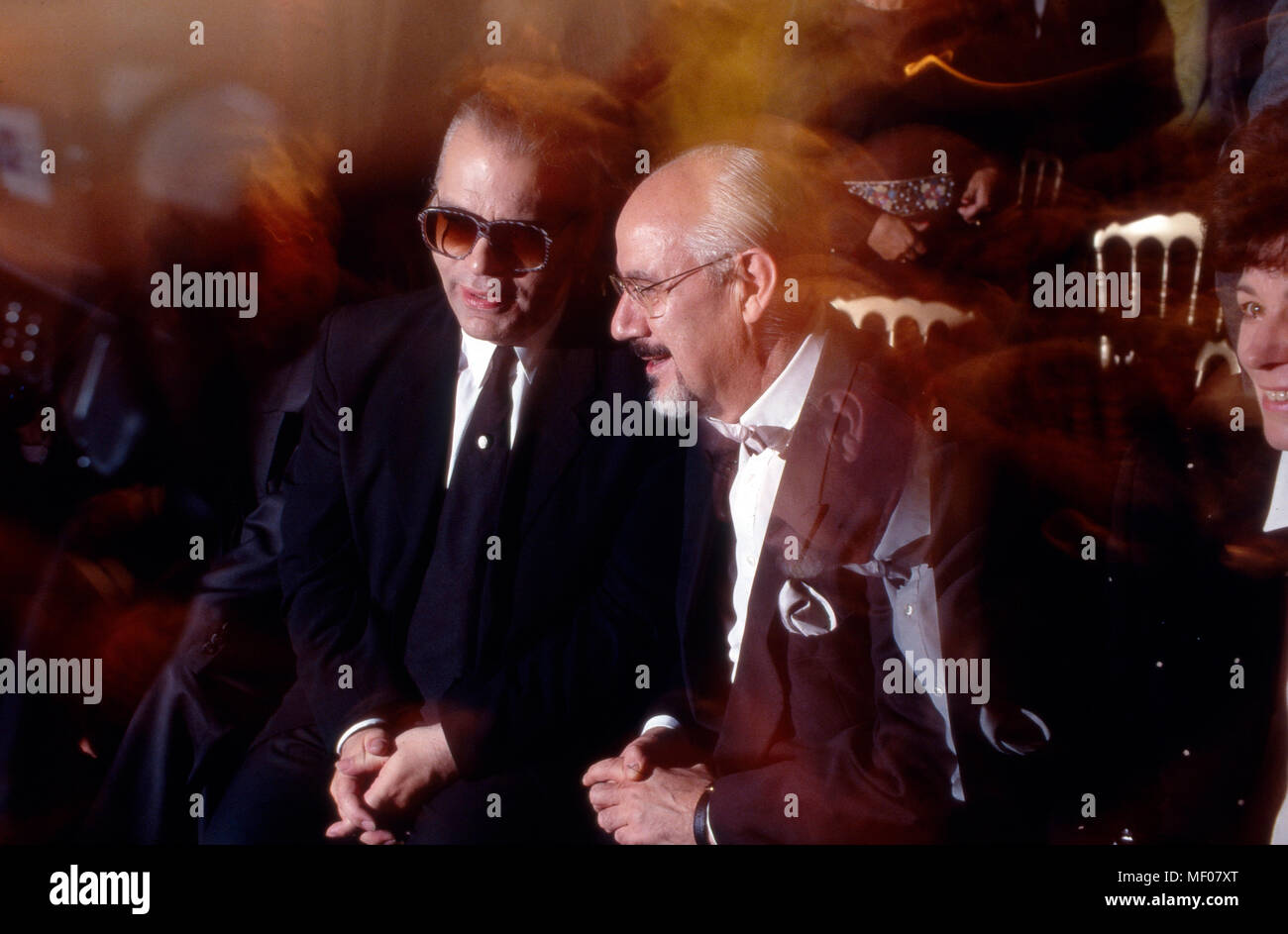 Modeschöpfer Karl Lagerfeld neben Bundesminister Hans Johnny Klein bei einer Modenschau Chanel ...