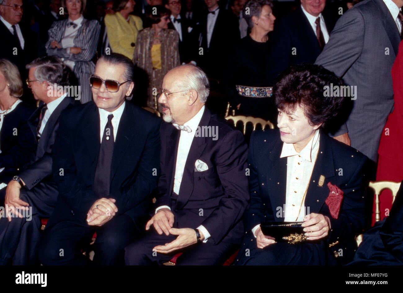 Modeschöpfer Karl Lagerfeld neben Bundesminister Hans Johnny Klein bei einer Modenschau Chanel ...
