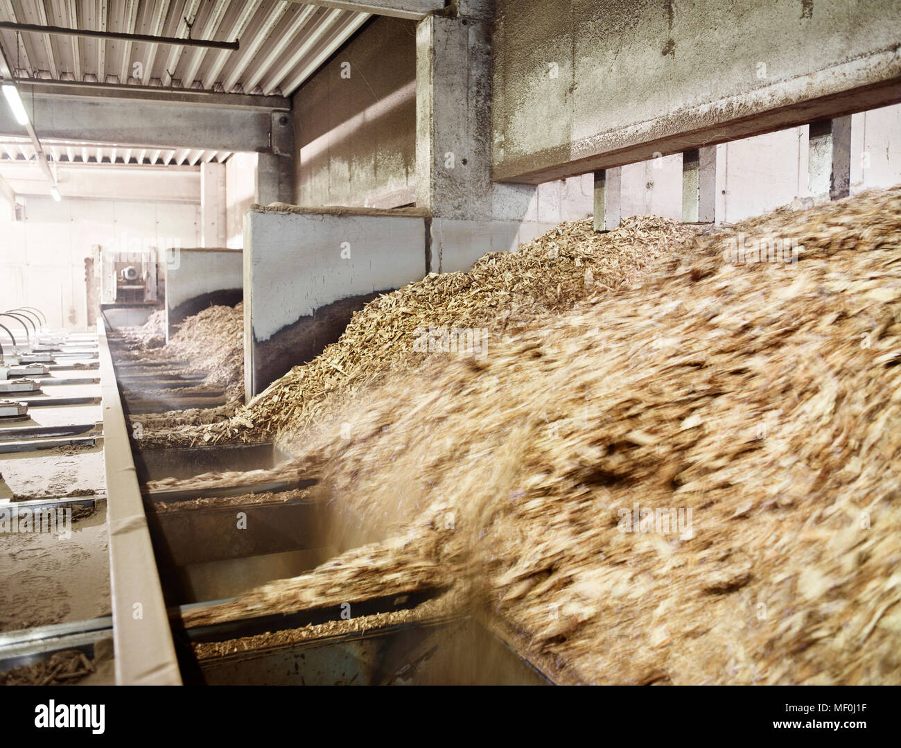 Fallende chips Stockfotos und -bilder Kaufen - Alamy