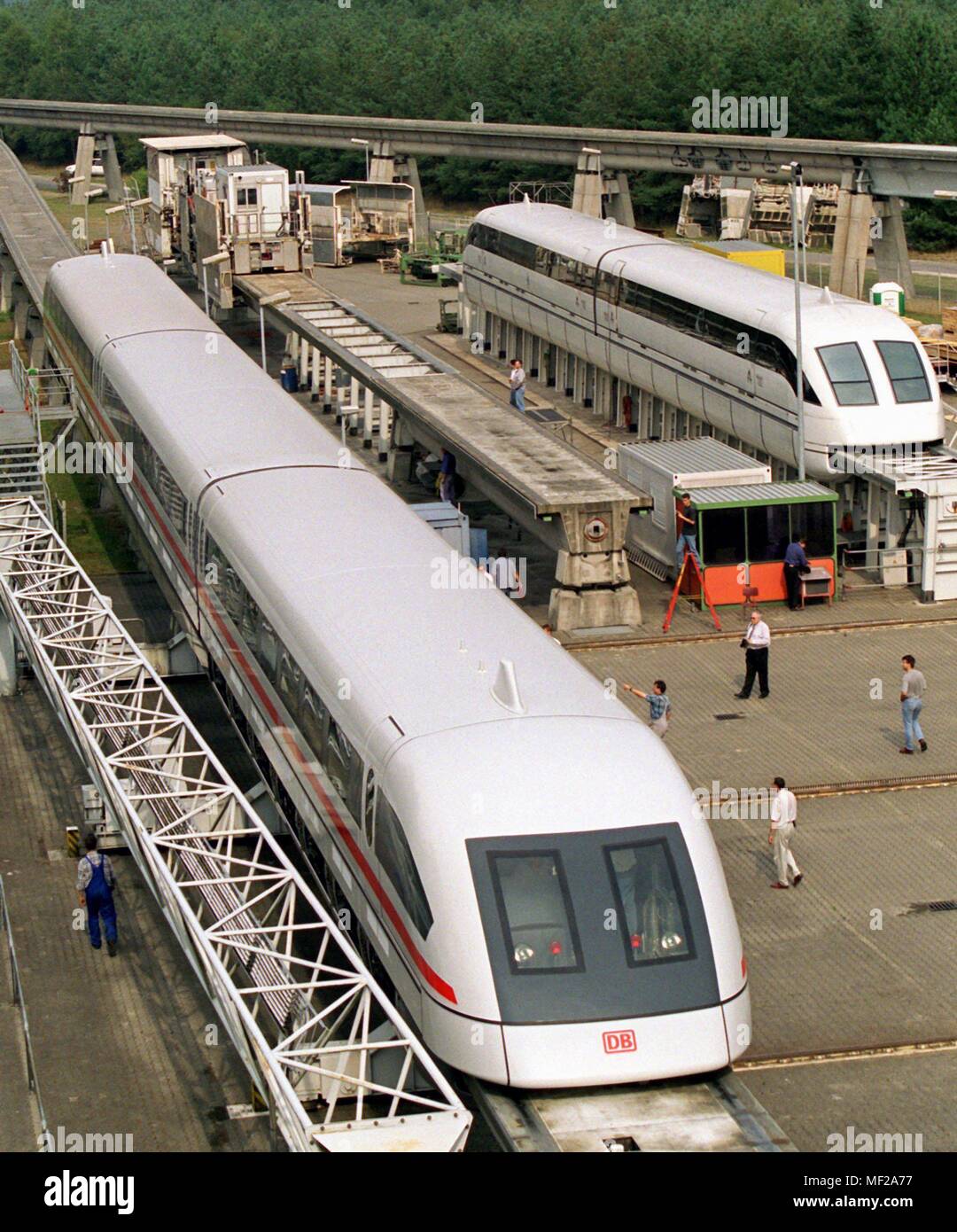 Während seiner ersten Ausfahrt auf der Magnetschwebebahn ...