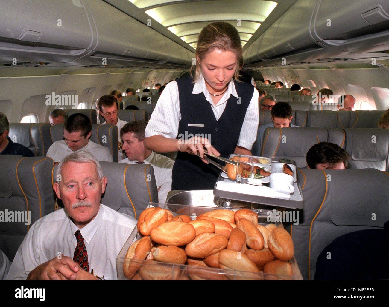 Eine Stewardess verteilt das Essen am 15.5.1997 in einem Lufthansa ...