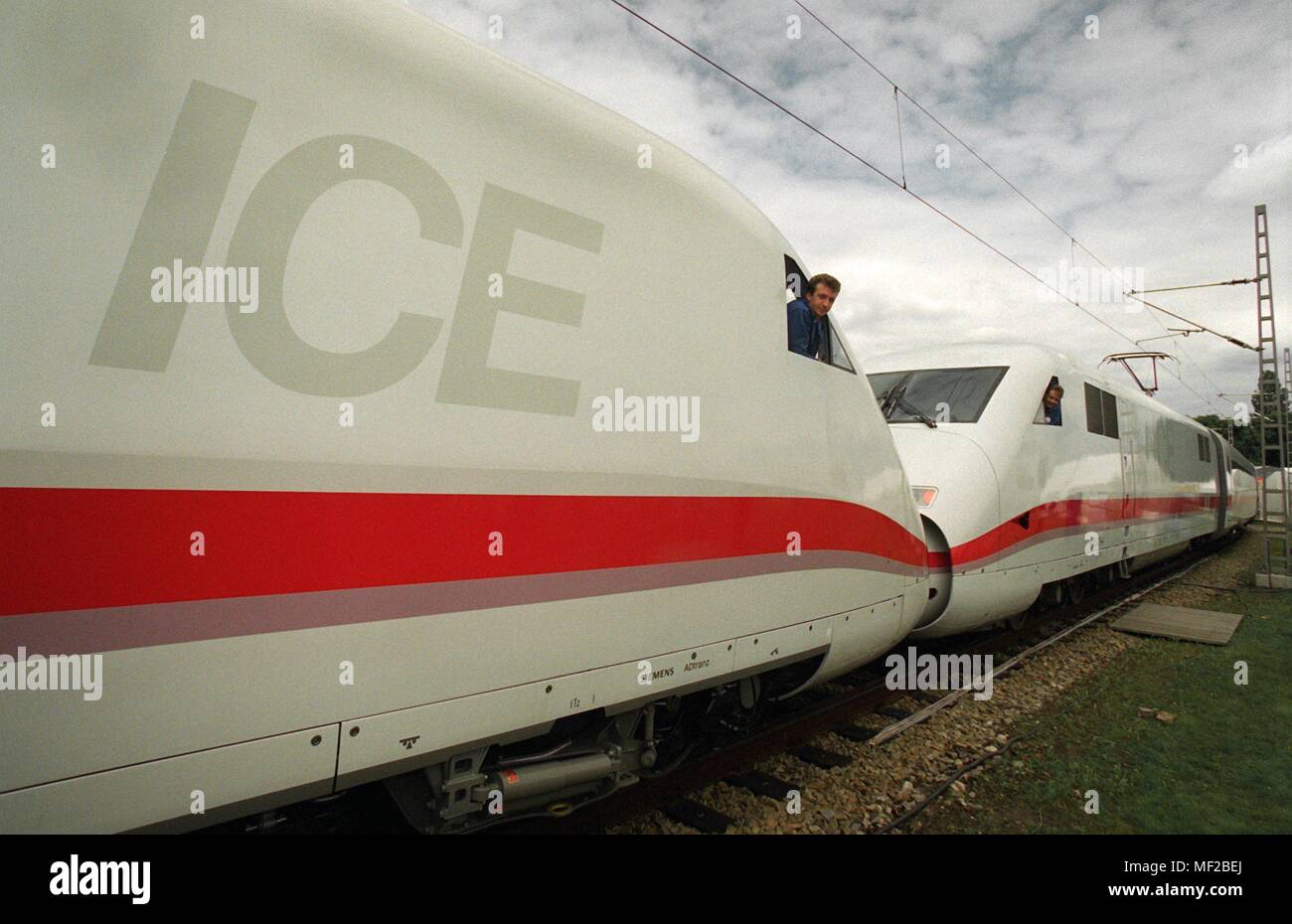 Zwei neue Steuerwagen der ICE2-stand am 25.6.1997 im Fahrzeug arbeitet ...